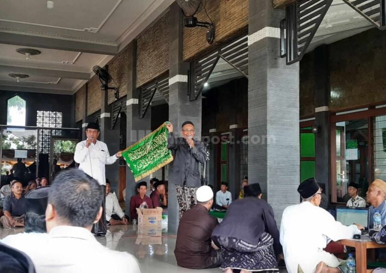 Buka dan Lelang Selambu di Makam Syeikh Ronggo Kusumo Diikuti Ratusan ...